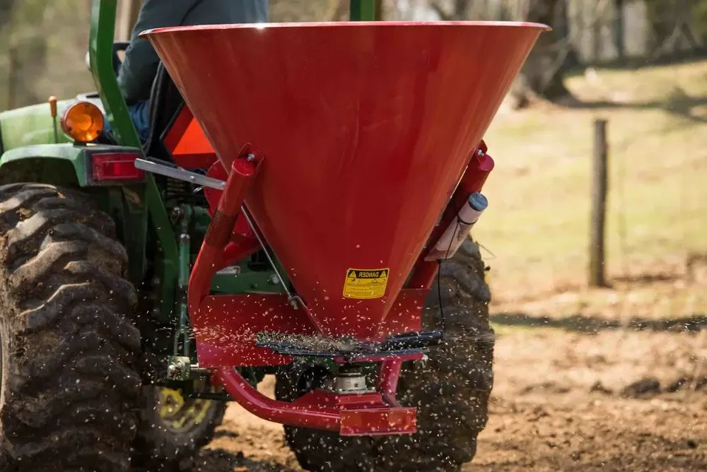 Tractor 3 Point Mounted Fertilizer Spreader for Hayfield Maintenance ...